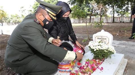 Peringatan Hari Pahlawan Dandim Dan Bupati Lamongan Ziarah Ke Makam