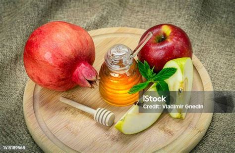 로쉬 하샤나 석류 사과와 꿀 유대인 새해 축하를위한 전통 음식 Rosh Hashanah 위에서보기 개념에 대한 스톡 사진 및 기타 이미지 Istock
