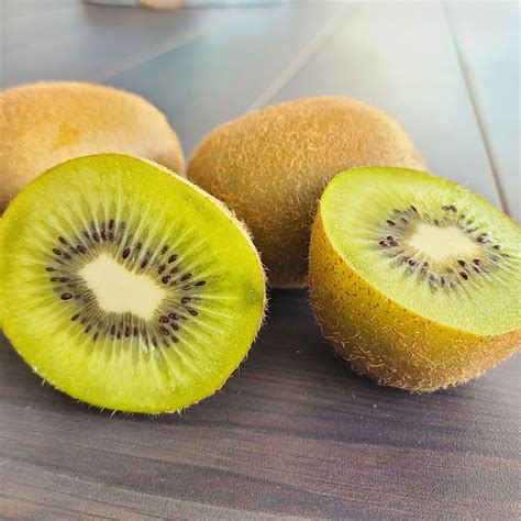 Step By Step Guide On How To Peel And Cut A Kiwi Fruit