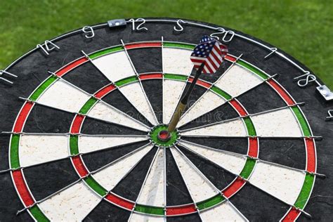 Tablero De Dardo Con La Flecha De Los Dardos En El Centro De La Blanco