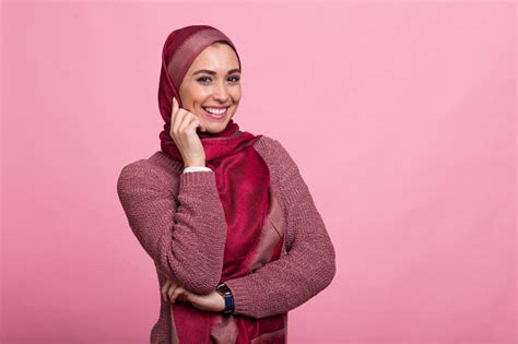 Arab Muda Mengenakan Pakaian Kepala Saten Foto Stok Unduh Gambar