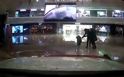 死神来了第16期：毫无征兆的意外瞬间，商城逛街时突然被车撞倒。 惊险启示录 惊险启示录 哔哩哔哩视频