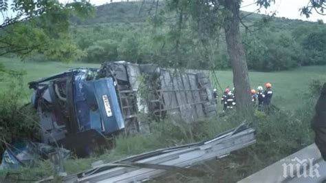 Кървава касапница на пътя в Монтанско Автобус падна в дере след сблъсък с ТИР жена е загинала
