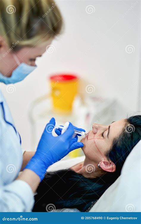 Cierre De Las Manos Del Cosmetólogo Que Realiza La Inyección De Botox