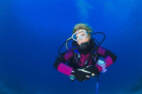금발 파란 눈 여자 스쿠버 다이빙 산호초 푸른 바다 배경 수중 사진 스쿠버 다이버 포인트 오브 뷰 스쿠버 다이빙에 대한 스톡