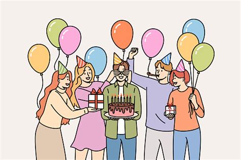 기념일을 축하하고 케이크를 들고있는 남자를위한 생일 파티 풍선으로 친구들 사이에 서 있습니다 개념에 대한 스톡 벡터 아트 및 기타 이미지 Istock