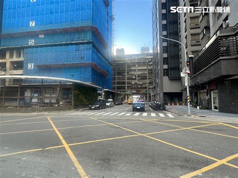 擋風玻璃碎裂！鐵條突掉落砸中賓士 對向男騎士險遭波及 社會 三立新聞網 Setncom