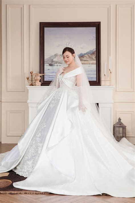 Xôn Xao ảnh Phương Oanh Diện Váy Cưới Giữa Lúc đăng Ký Kết Hôn Cùng