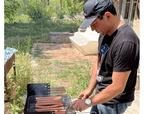 არჩილ თალაკვაძე ჰოთდოგებს ამზადებს გურიის მოამბე