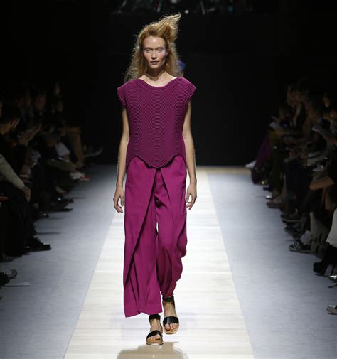 Issey Miyake Bakes Fabric To Pleat Ss16 Garments