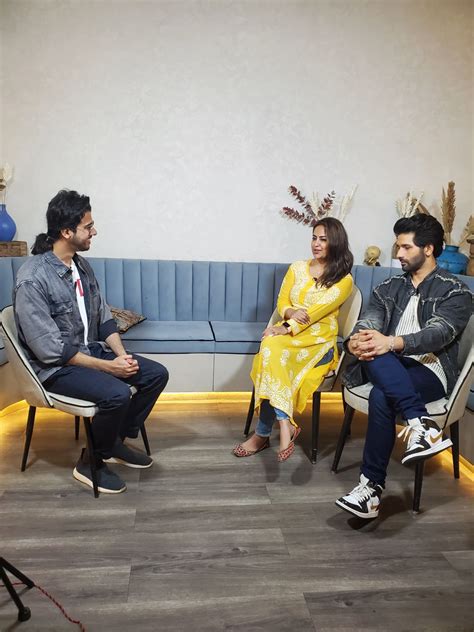 Anchor Host Reporter Journalist Correspondent Vlogger Podcast Bollywood Entertainment