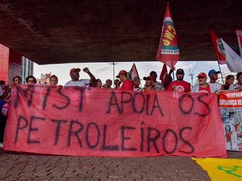 Movimentos sociais se manifestam na Avenida Paulista em Política
