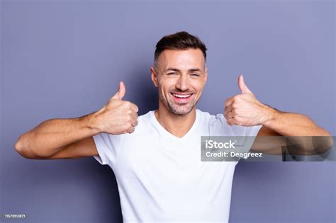 닫기 사진 놀라운 그 그 그의 중년 Macho 완벽 한 외관 손 팔 엄지 손가락 을 제기 엄지 손가락 상승 이발소 방문 후