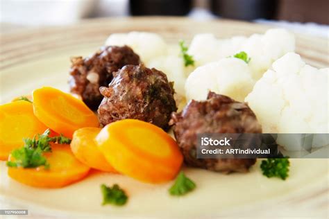 Bakso Daging Sapi Yang Digiling Disajikan Dengan Wortel Rebus Dan