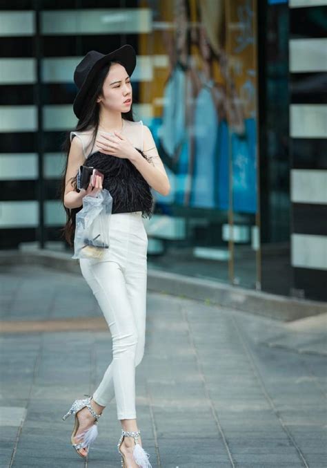 性感时尚紧身裤清秀魅力还不失小性感 妹子娇小可人不失美丽