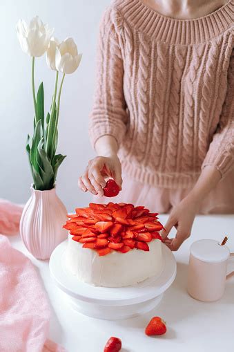 딸기로 장식 된 수제 흰색 생일 케이크 음식 개념입니다 크림 치즈 건강한 식생활에 대한 스톡 사진 및 기타 이미지 건강한 식생활 결혼식 과일 Istock