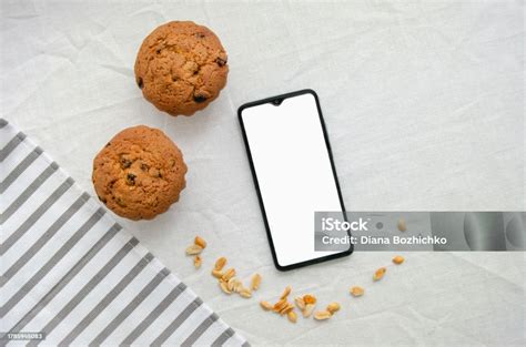 머핀 2개와 땅콩 2개 스마트폰 빈 화면 면 식탁보 조리법 또는 음식 메뉴에 대한 템플릿입니다 요리 앱 모형 Brand Name