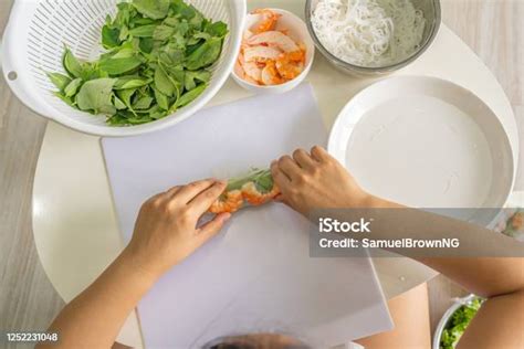 베트남 신선한 샐러드 새우 스프링 롤 고이 쿠온을 만드는 여자 새우 해산물에 대한 스톡 사진 및 기타 이미지 새우 해산물