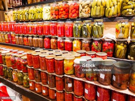 소금에 절인 절인 채소와 과일이 있는 유리 항아리가 선반에 있습니다 0명에 대한 스톡 사진 및 기타 이미지 0명 건강한 생활방식 고추류 Istock