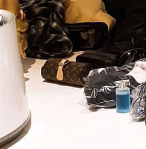 ʕ•̫͡• 𝙈𝙄𝙆𝙐𝙉𝙄 On Twitter สำหรับคนที่สงสัย แจจุงใช้ขวดสีฟ้าอ่อนนะคะ สี Light Blue เดินเข้าไป