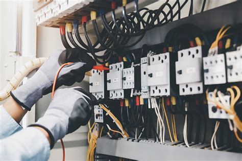 디지털 멀티 미터 측정 장비를 사용하여 주요 배전 기판에서 회로 차단기 및 케이블 배선 시스템에서 전류 전압을 검사하는 전기 엔지니어 Hfpa Installation