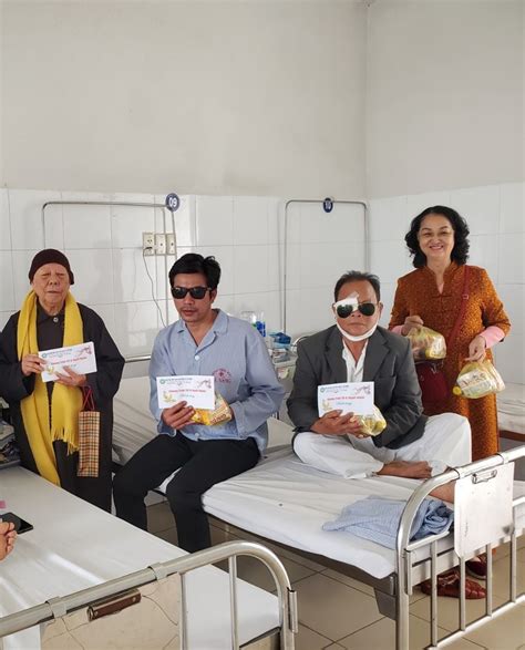 Đa Năng chua Sư nư Bao Quang tăng qua têt cho cac hoan canh kho khăn Phật Sự Online