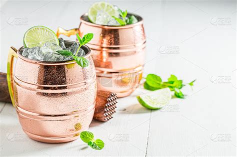 加冰和柑橘的清新鸡尾酒。喝点饮料消暑。