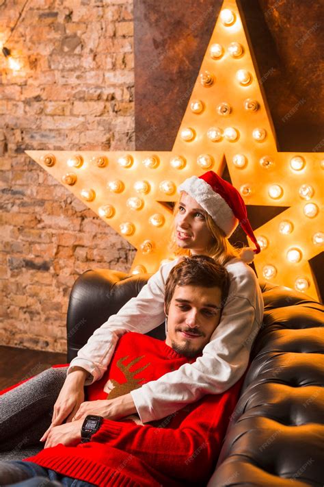 Casal Jovem Em Frente à Decoração De Estrelas De Natal Foto Grátis