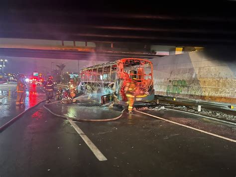 Bus Se Incendia En La Vía De Evitamiento Y Deja Siete Heridos El Men