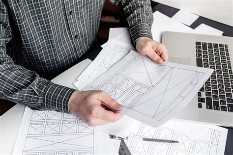 Ux 웹 사이트 디자이너 드로잉 와이어 프레임 스케치 프로토 타입 프레임 워크 레이아웃 미래 프로젝트 창조적 인 사용자 경험 개념 웹 사이트 서식 파일 디자이너 작업 영역