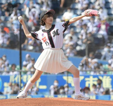 鈴木愛理が始球式 ピンクのグラブ、里崎氏とのバッテリーでワンバン投球野球デイリースポーツ Online