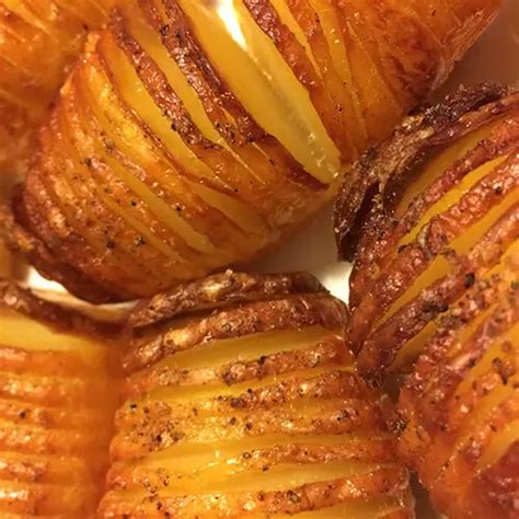 Hasselback kartofler Nem opskrift på sprøde hasselbagte kartofler