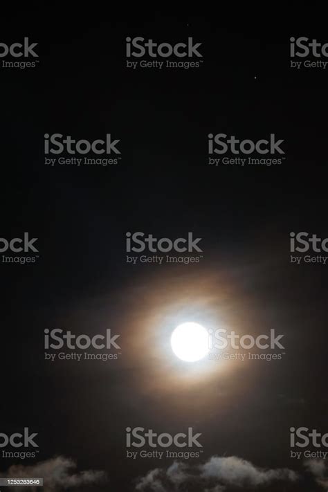 흐린 밤하늘의 어둠 속에서 빛나는 빛을 비추는 보름달 아름다운 자연 배경에 대한 긴 노출 가득 찬에 대한 스톡 사진 및 기타