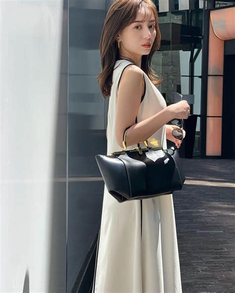 中村麻美さんのインスタグラム写真 中村麻美instagram「⁡ バイカラーのパイピングデザインが目を引くワンピース♡ ⁡ 前後の中心