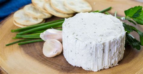 Un médecin alerte sur un célèbre fromage à tartiner aussi gras que du