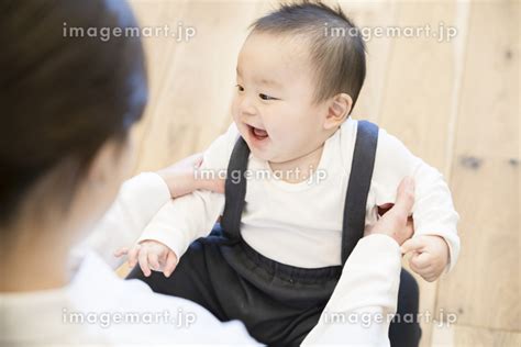 赤ちゃんを抱っこする日本人お母さん （人物）の写真素材 155261266 イメージマート