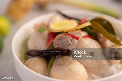 코코넛 밀크 수프 갈랑갈 레몬 그라스 및 칠리 태국 음식의 닭고기 0명에 대한 스톡 사진 및 기타 이미지 0명 건강한