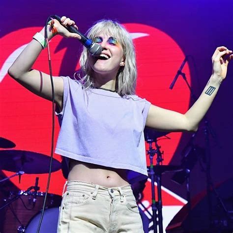 Cute Midriff Scrolller