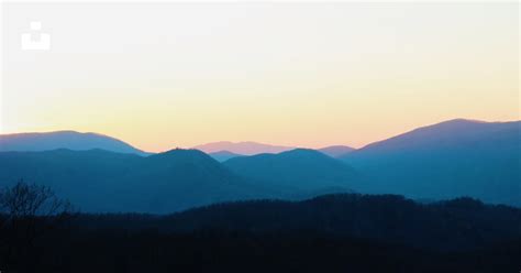 낮에는 하얀 하늘 아래 푸른 산 사진 Unsplash의 무료 그레이트 스모키 산맥 이미지