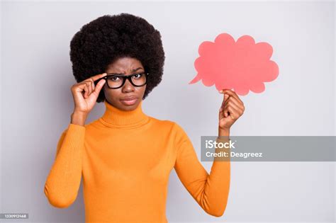 맑은 회색 색깔의 배경에 고립 된 분홍색 연설 거품 카드를 들고 안경을 벗고 혼란 아프로 미국 소녀의 사진 초상화 대화 풍선