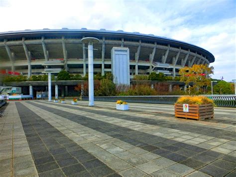 日産スタジアムでのコンサートの座席配置と変動する収容人数について