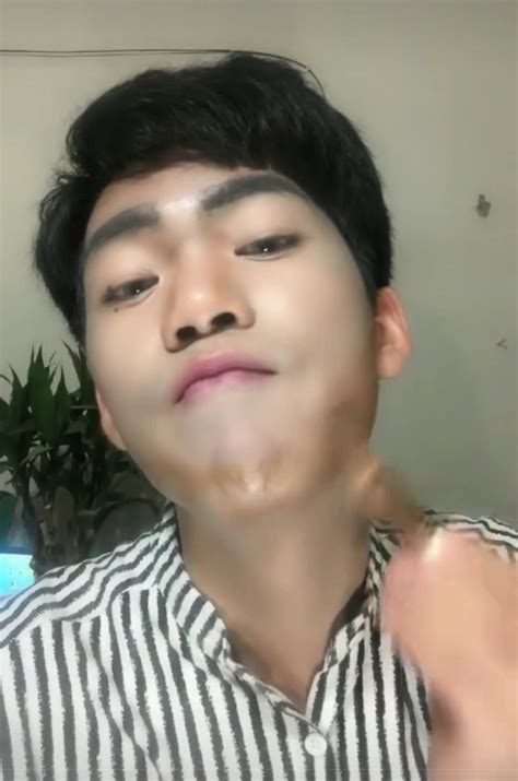 工地小伙自学化妆，化妆前后判若两人，网友：化妆后像鹿晗！ 搜狐大视野 搜狐新闻