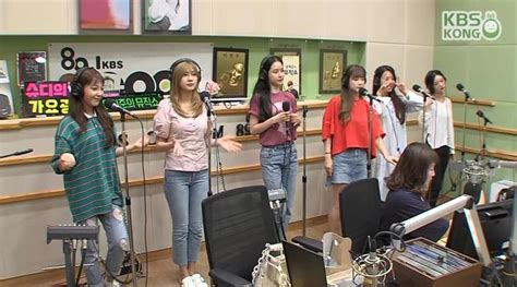 Apink现场演唱《im So Sick》，轻轻舞动的孙娜恩真可爱，喜欢音乐流行乐好看视频