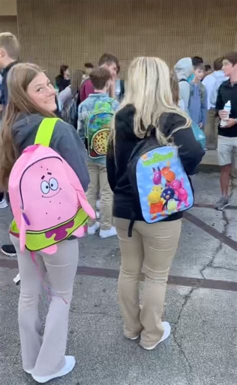 Estudiantes De último Año De Secundaria Llevan Mochilas De Jardín De