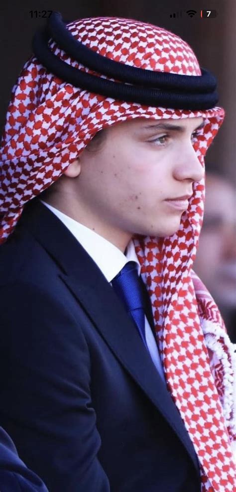 لحظة تسليم رجوة آل سيف من سيقوم بها في حفل زفاف الأمير الحسين؟ مجلة هي