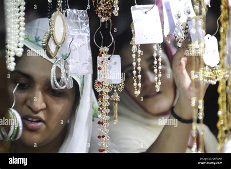 Rawalpindi Pakistan 08th Sep 2016 Ladies Choosing Artificial