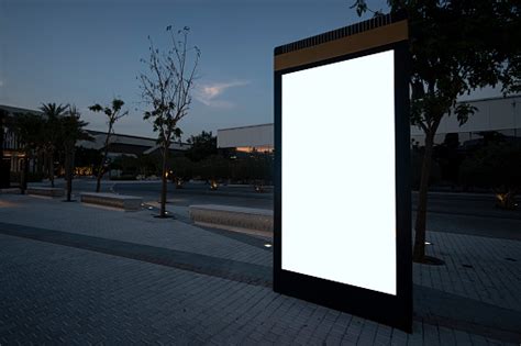 도시 거리에 빈 흰색 화면이 있는 전자 점수판 공간을 복사합니다 밤에 도로에 광고 Lcd에 대한 스톡 사진 및 기타 이미지