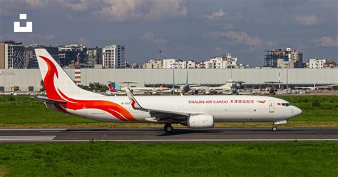 공항 활주로 위에 앉아 있는 대형 제트 여객기 사진 Unsplash의 무료 하즈라트 샤잘랄 국제공항 Dac Dac 이미지