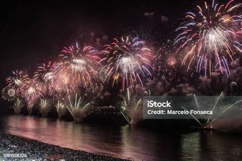 코파 카 바 나 해변 리오 데 자네이 새 해의 이브 2019를 축 하 하는 불꽃놀이 0명에 대한 스톡 사진 및 기타 이미지 0명 12월 31일 리우데자네이루 주