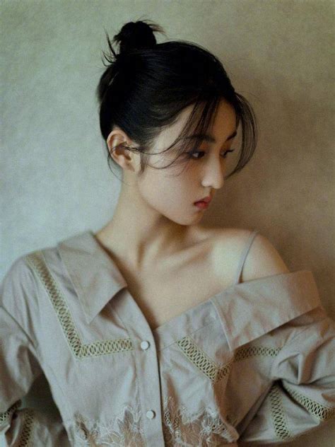 张子枫简约风写真大片，一面镜子与墙的背景，衬托人物本真之美显得裙子极致